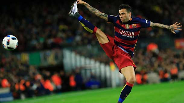 Alves Carried an ovation of the Camp Nou after his controversy