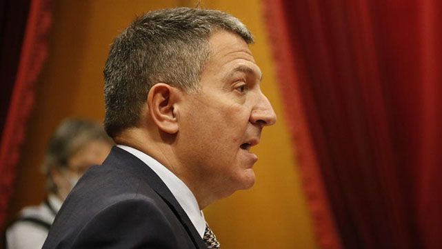 La tremenda zasca del conseller Sàmper contra los fichajes del Barça