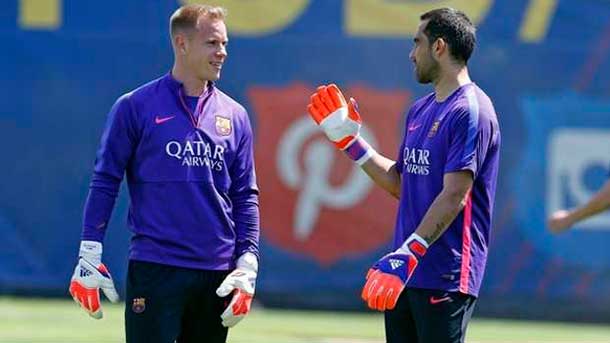 The congratulation of Bravo to Ter Stegen by the party in Bilbao
