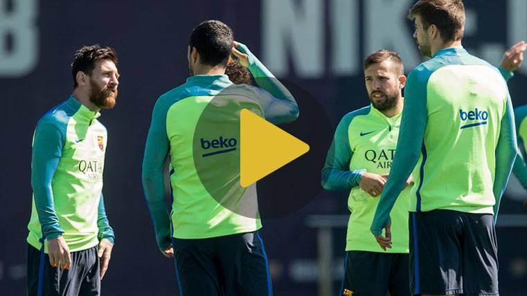 Así se divierte Messi tirando caños en los rondos del Barça