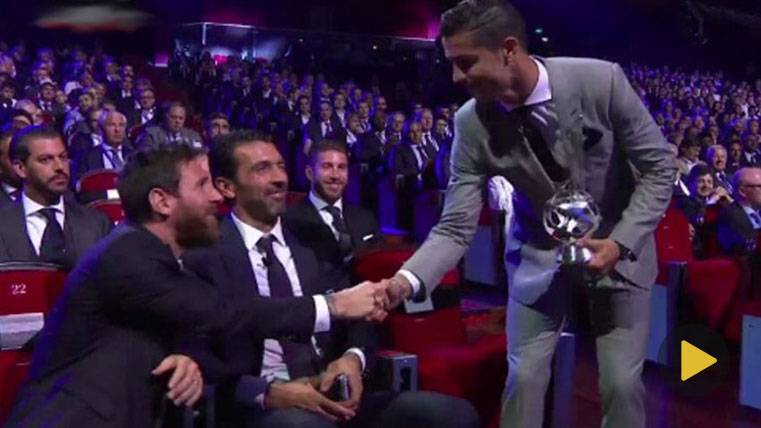 Beautiful gesture of Messi with Christian in the gala of Champions