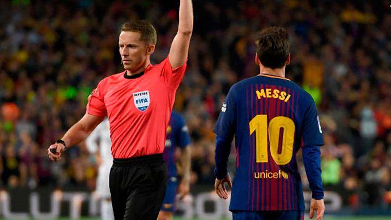 It goes out to the light what Leo Messi said him to the referee before ...