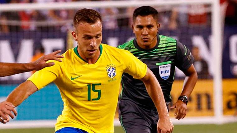 Arthur: de no ser convocado en el Mundial, a ser titular con Brasil