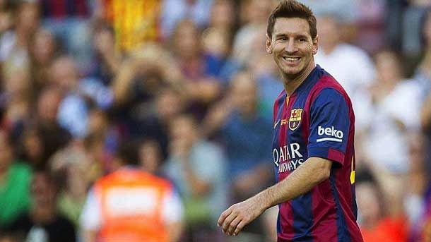 Leo Messi celebrates the signing of Luis Suárez